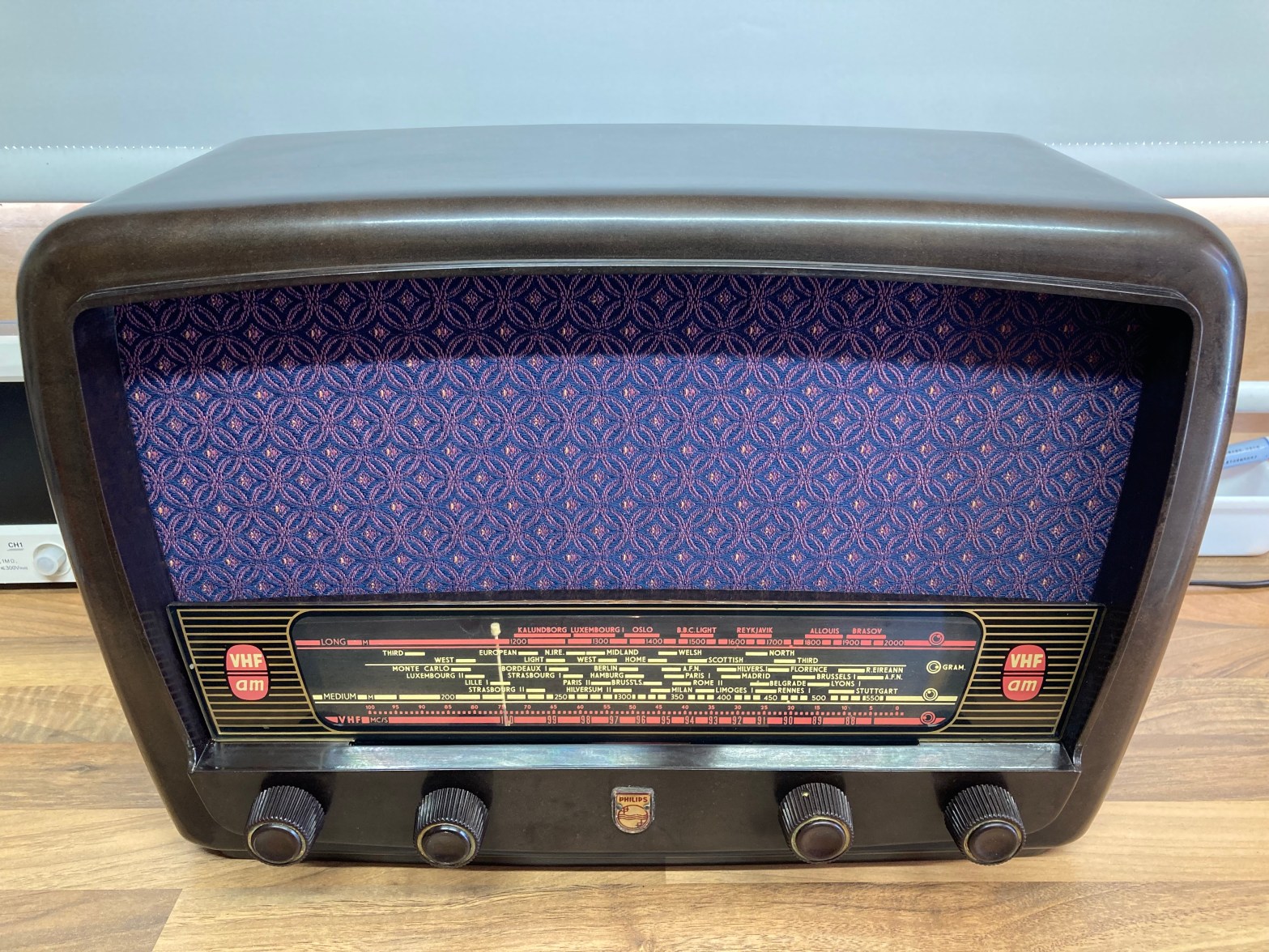 1956 Philips 353A Bakelite Vacuum Tube Radio Repair & Restoration ...